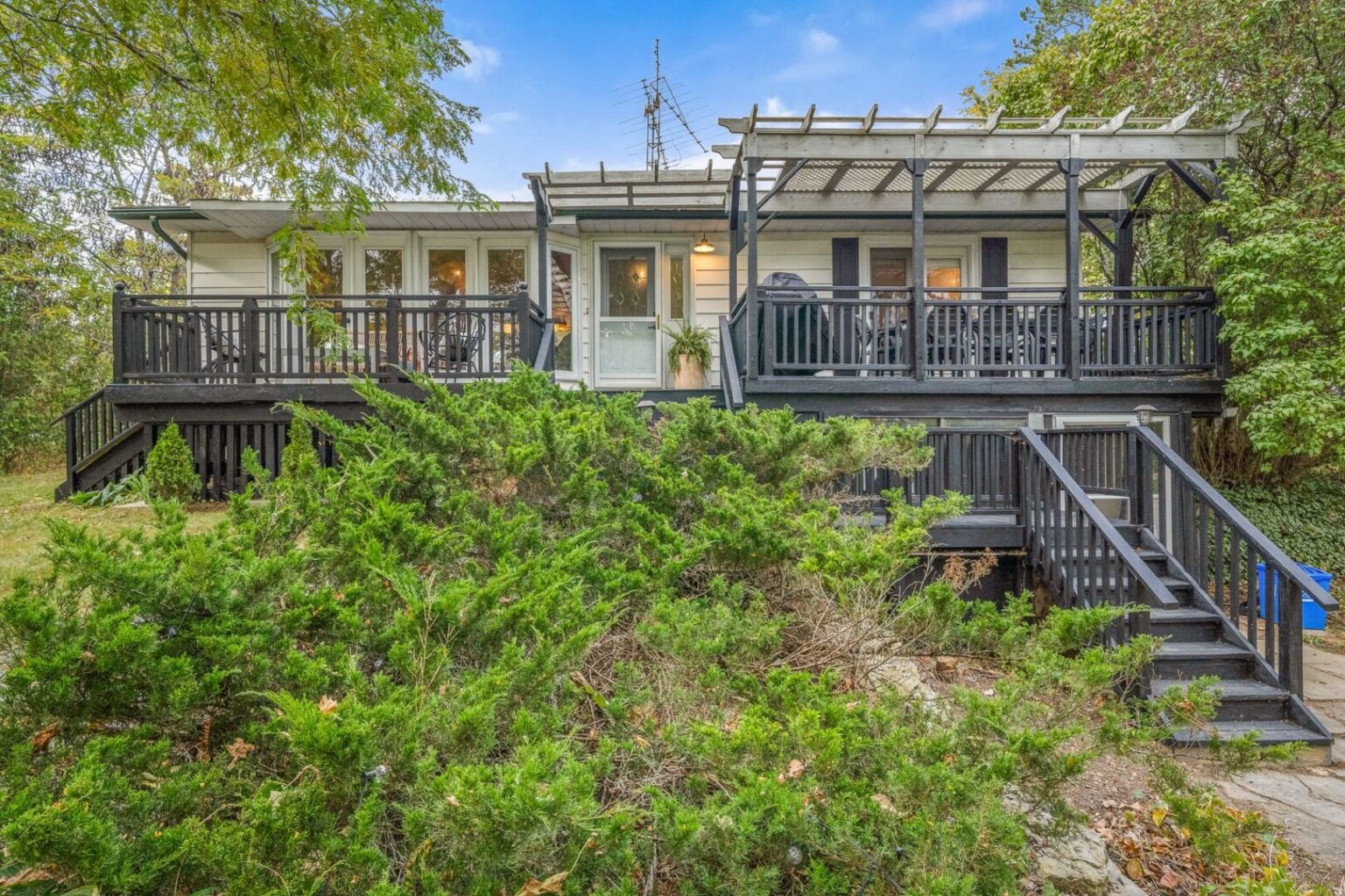 Don't judge this modest Prince Edward County cottage by its exterior ...